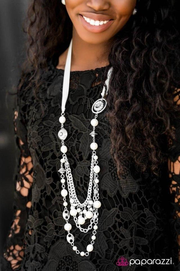 Collar Paparazzi Blockbuster - Todos los adornos - Blanco marfil ...